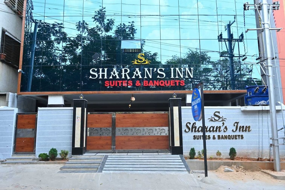 Sharan's Inn Sutes & Banquets - Mahárástra