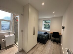 Quarto casal luxo | Escrivaninha, espaço de trabalho para notebook