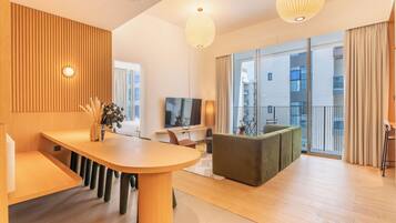 Apartamento, 1 quarto, varanda, Vista para a cidade | Sala de estar | Smart TV de 50 polegadas com canais por cabo