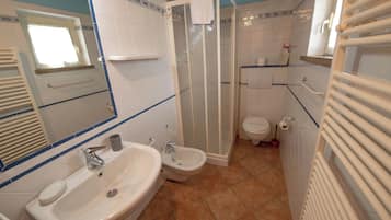 Quarto casal ou duplo, vista para o jardim | Banheiro | Chuveiro, secador de cabelo, toalhas de banho, sabonete
