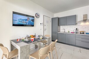 Um frigorífico, um forno, uma placa de cozinha 