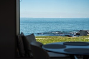 Apartamento, vista para o mar | Sala de estar | Televisor