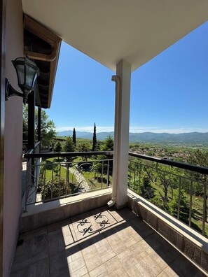 Duplex conforto, sacada, vista para o jardim | Quartos à prova de som, Wi-Fi de cortesia