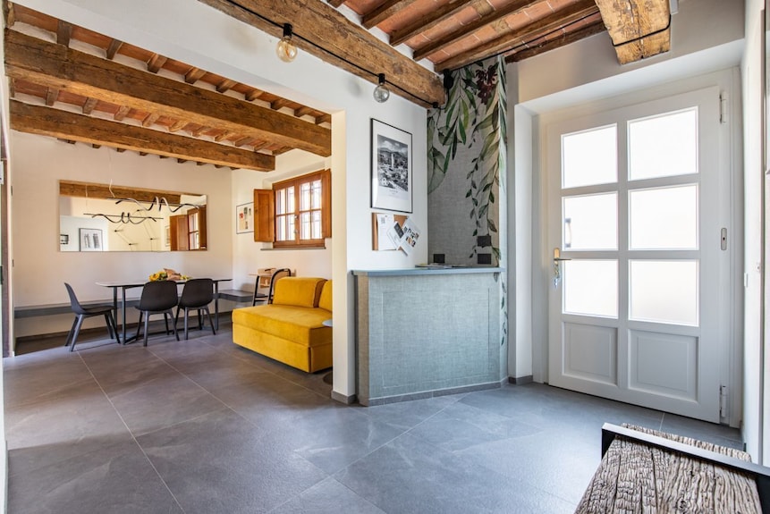 Welcome To The Little House In The Garden Of Villa Sania! The Annex Is Located Near The Sunny Beach, Just A Short Walk From The Pinewood; Here You Can Enjoy The Peaceful Coolness Of The Surrounding Green Park And Have An Unforgettable Experience In - Viareggio