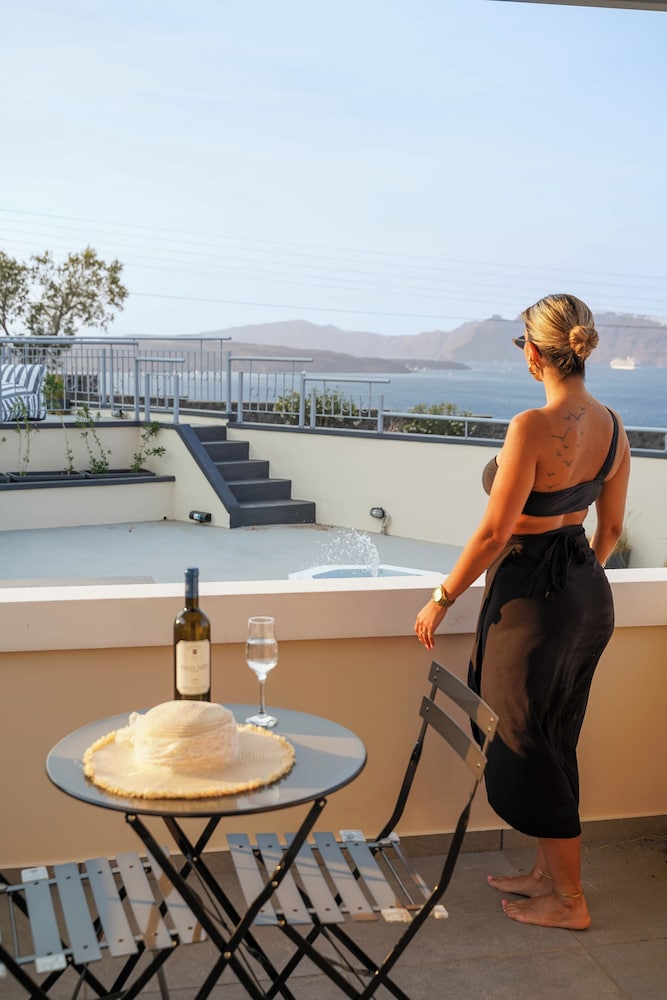 The Noverian Bios Caldera Sunset Suites - Santorini