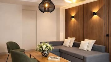 Apartamento Superior, Vista para a cidade | Sala de estar | Smart TV de 80 cm com canais digitais