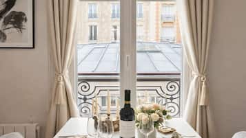 Apartamento standard, vista para o pátio | Área de estar | Smart TV 80 cm com canais digitais