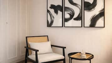 Apartamento Superior, Vista para a cidade | Sala de estar | Smart TV de 80 cm com canais digitais