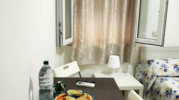 Quarto Clássico com Cama de Casal | Secretária, secretária adequada para computadores portáteis