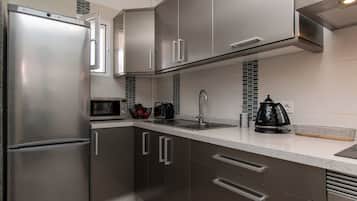 Apartamento | Cozinha privada | Um frigorífico, um micro-ondas, um forno, uma placa de cozinha