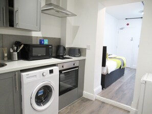 Um frigorífico, um micro-ondas, um forno, uma placa de cozinha 