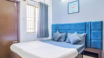 Estúdio, vista para a cidade | Cofres nos quartos, escrivaninha, espaço de trabalho para notebook