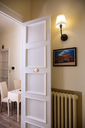Quarto Superior, varanda, Vista para a cidade | Cofre no quarto, secretária 