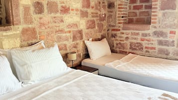Quarto Duplo | Minibar, secretária adequada para computadores portáteis