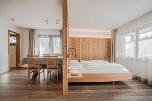 Estúdio Comfort, varanda, vista para a montanha | Cofre no quarto, cortinas/cortinados opacos, Wi-fi grátis 