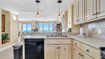 Apartamento em Condomínio Fechado, várias camas (Gulf Crest 2105B) | Cozinha privada