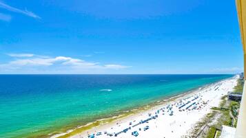 Apartamento em Condomínio Fechado, várias camas (Gulf Crest 2105B) | Praia | Na praia