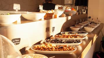 Café da manhã com buffet grátis todos os dias