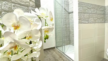 Quarto Deluxe, varanda | Casa de banho | Um polibã, um chuveiro fixo, um secador de cabelo, toalhas fornecidas