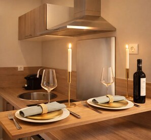 Estúdio superior | Cozinha privada | Frigobar, micro-ondas, fogão, cooktop