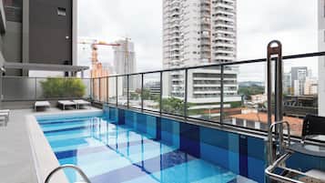 Piscina exterior, guarda-sóis, espreguiçadeiras