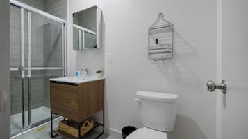 Suite-Estúdio Clássica | Casa de banho | Um secador de cabelo, sabão, champô, papel higiénico