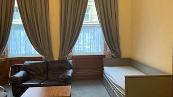 Quarto Triplo Familiar, não fumadores, Vista para a cidade (Ensuite) | Wi-fi grátis, roupa de cama fornecida