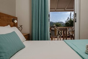 Estúdio, vista para o jardim | Cofres nos quartos, quartos à prova de som, Wi-Fi de cortesia