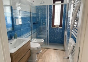 Quarto Clássico com Cama de Casal | Casa de banho | Artigos de higiene pessoal grátis, um secador de cabelo 