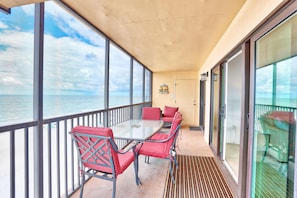 Apartamento em Condomínio Fechado, várias camas (Villa Madeira 501 - Premier) | Refeições ao ar livre