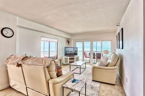 Apartamento em Condomínio Fechado, várias camas (Villa Madeira 501 - Premier) | Sala de estar