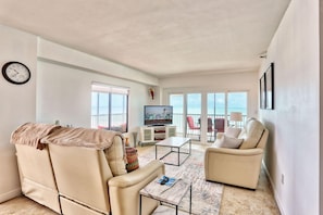 Apartamento em Condomínio Fechado, várias camas (Villa Madeira 501 - Premier) | Sala de estar