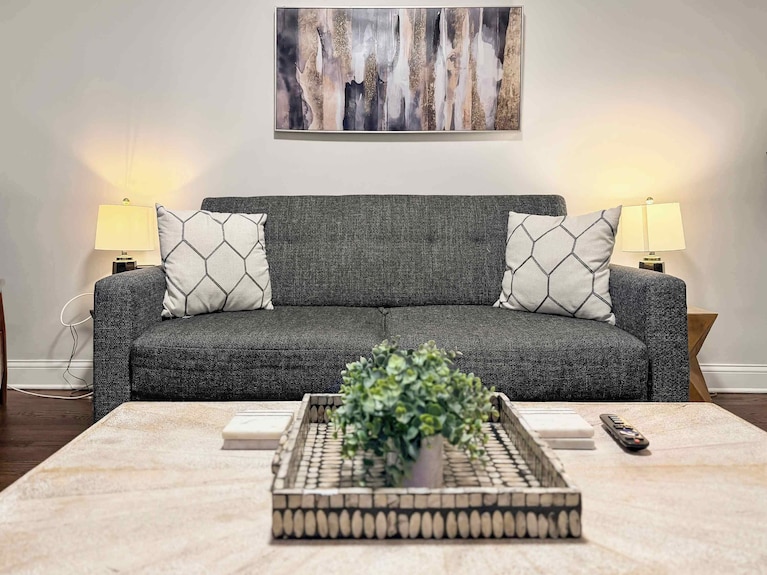 Roscoe Retreat · Cozy 2br In Chicago - Chicago, IL