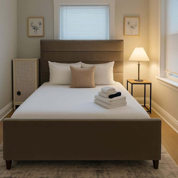 Radiant 2br Apt Near Shops - Chicago, IL