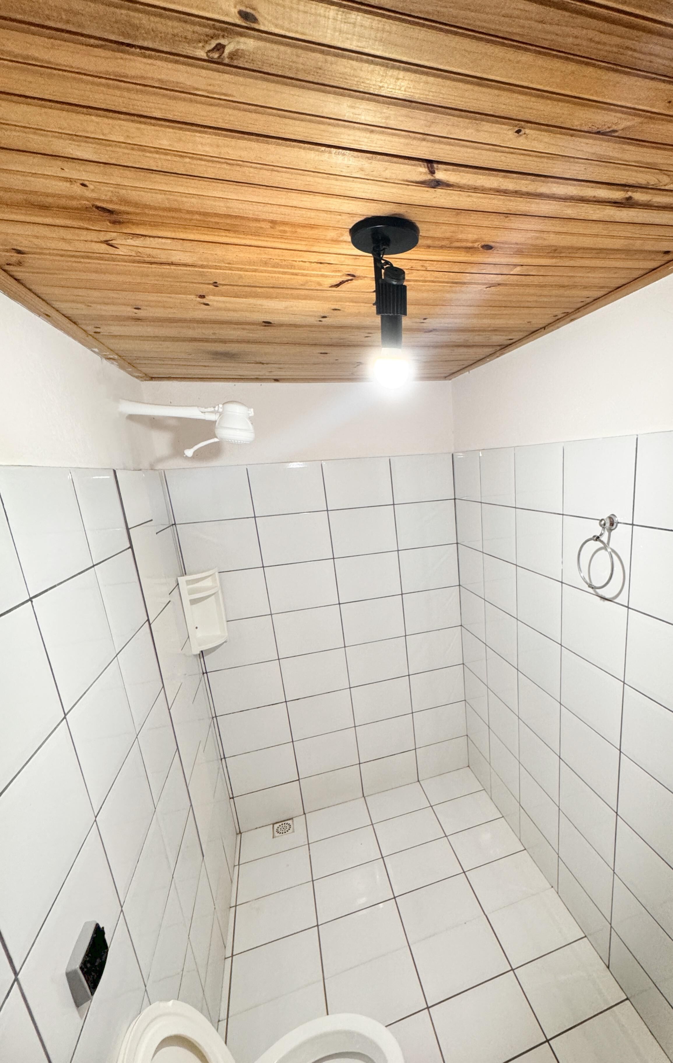 Suite Comfort | Casa de banho | Um polibã, toalhas fornecidas, sabão, papel higiénico 