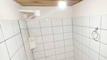 Suite Comfort | Casa de banho | Um polibã, toalhas fornecidas, sabão, papel higiénico