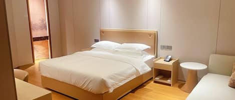 Estúdio superior | Roupas de cama premium, escrivaninha, espaço de trabalho para notebook