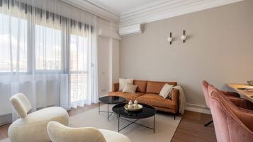 Apartamento Comfort, 3 quartos, varanda | Sala de estar | Smart TV de 43 polegadas com canais digitais, Netflix