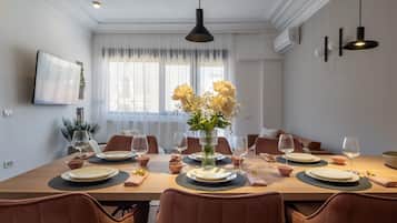 Apartamento Comfort, 3 quartos, varanda | Sala de estar | Smart TV de 43 polegadas com canais digitais, Netflix