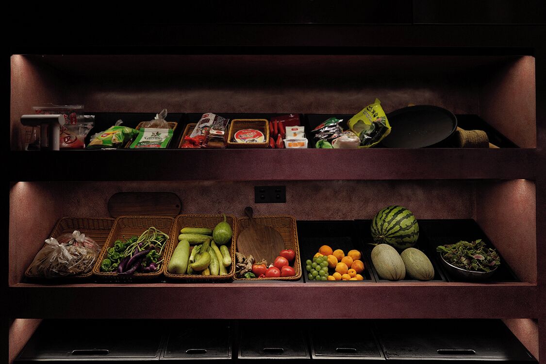 Uma cozinha com várias prateleiras contendo diversos alimentos e utensílios domésticos.