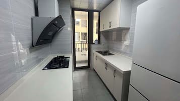 Suíte superior, vista para a cidade | Cozinha privada | Frigobar, chaleira elétrica
