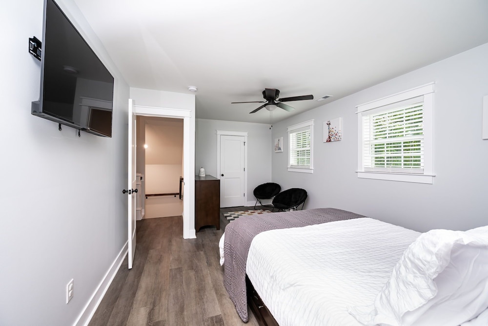 4-bedroom waterfront homestead near Williamsburg with WiFi, AC. Book ...