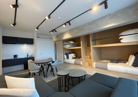 Suíte família, varanda coberta (Max 8 Comfort 4 with Sauna) | Escrivaninha, espaço de trabalho para notebook, cortinas blackout