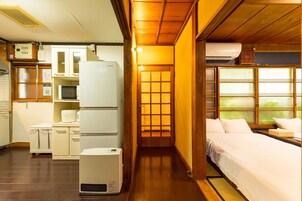 Casa, varanda, vista para o oceano | Cozinha privada | Um frigorífico/congelador grande, um micro-ondas, uma placa de cozinha 