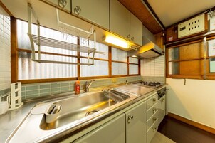 Casa, varanda, vista para o oceano | Cozinha privada | Um frigorífico/congelador grande, um micro-ondas, uma placa de cozinha 