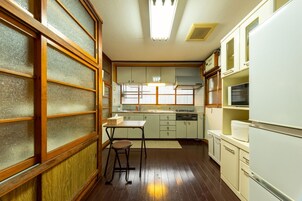 Casa, varanda, vista para o oceano | Cozinha privada | Um frigorífico/congelador grande, um micro-ondas, uma placa de cozinha 