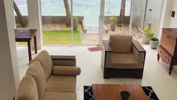 Villa, 3 quartos, vista para a praia | Sala de estar | TV de ecrã plano