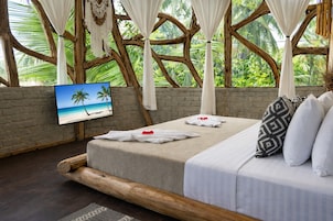 Casa na árvore, vista para a piscina | Escrivaninha, espaço de trabalho para notebook, Wi-Fi de cortesia