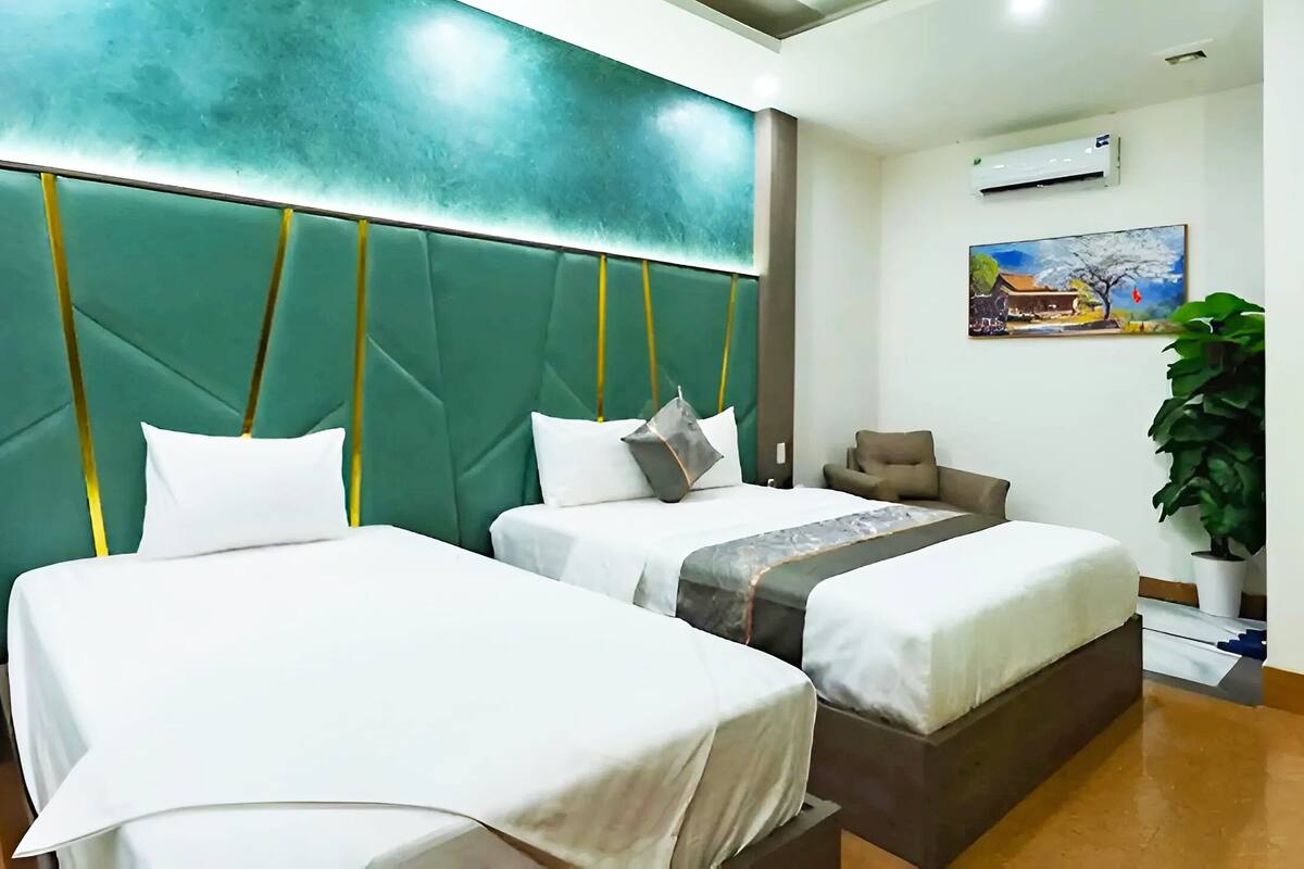 Quarto Quádruplo Deluxe, Vista para a cidade | Secretária, secretária adequada para computadores portáteis