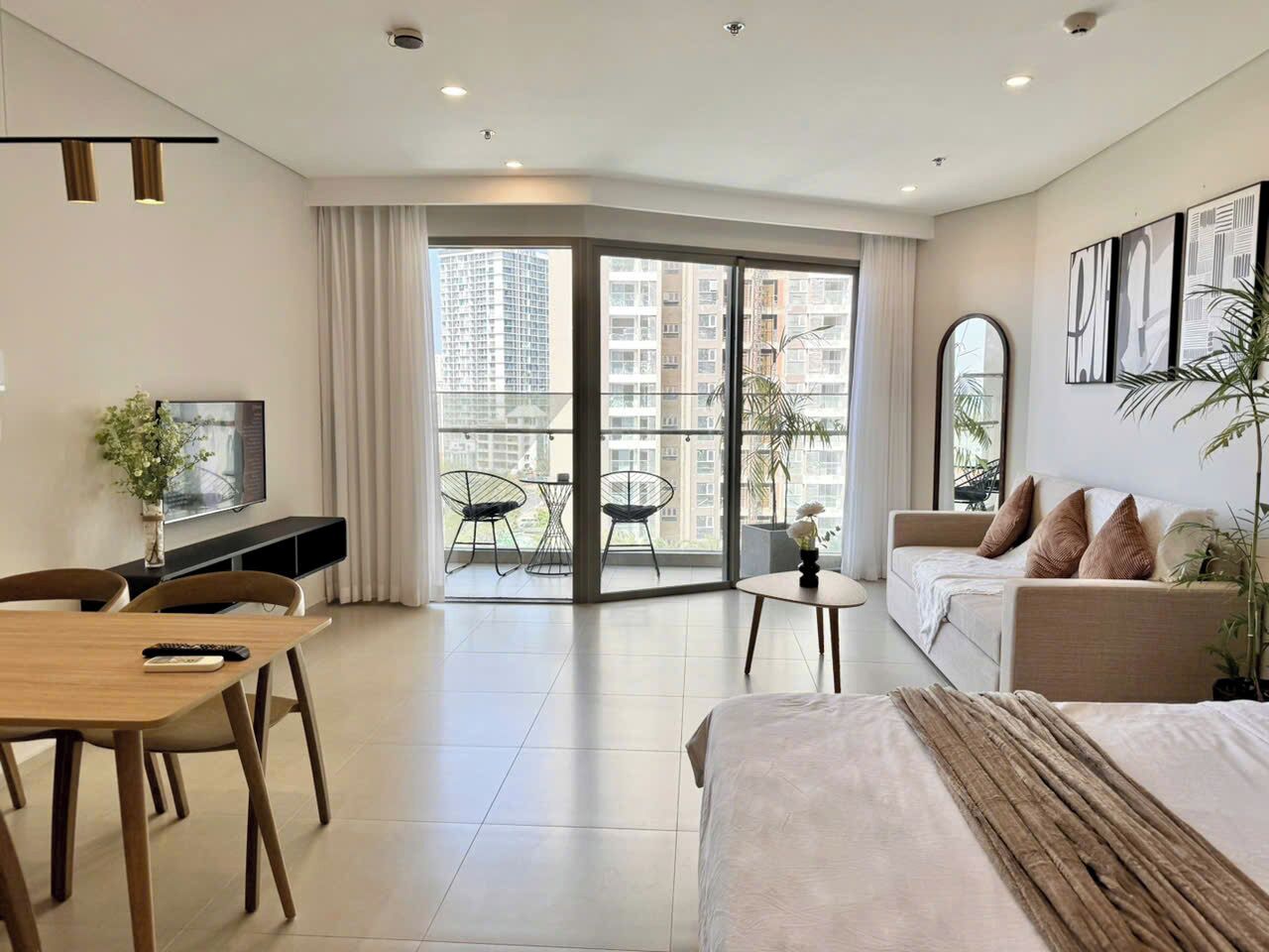 Apartamento, 1 quarto, Vista para a cidade | Sala de estar | TV de ecrã plano 